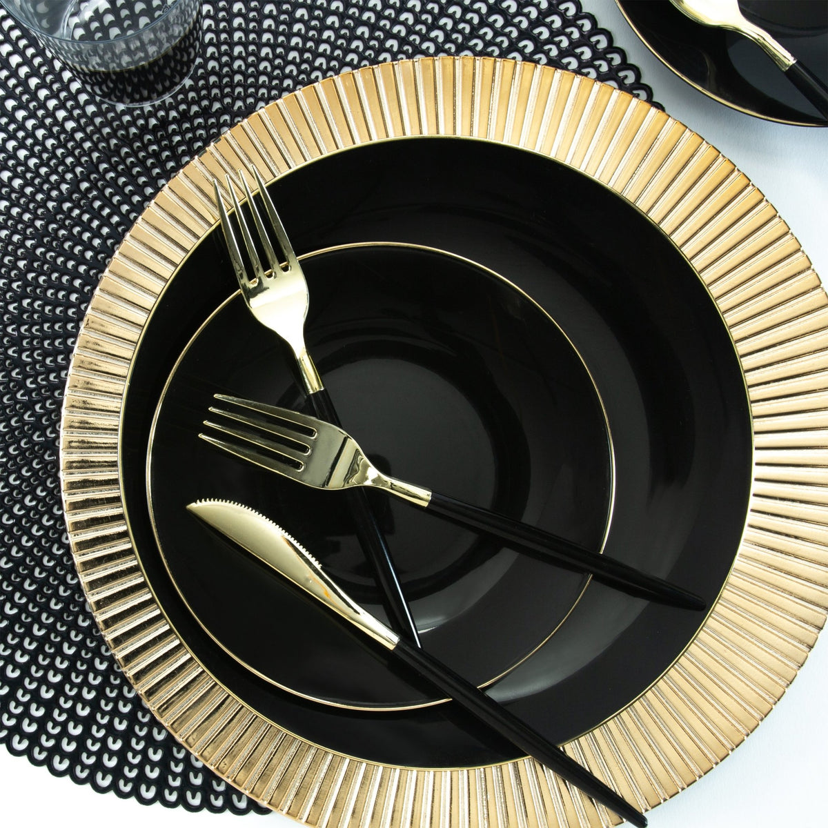 Round Solid Plastic Plates with Metallic Trimming – Luxe Party NYC